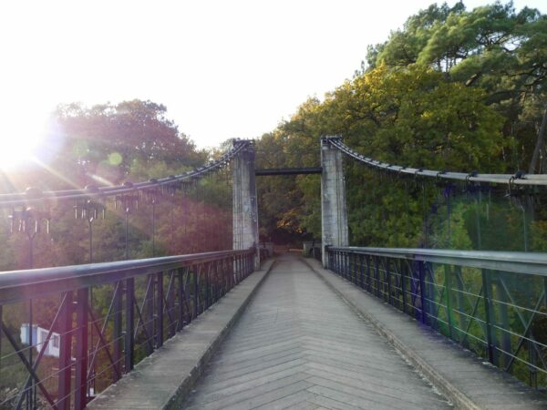 Le vieux pont suspendu du Bono, un lieu idéal pour se promener